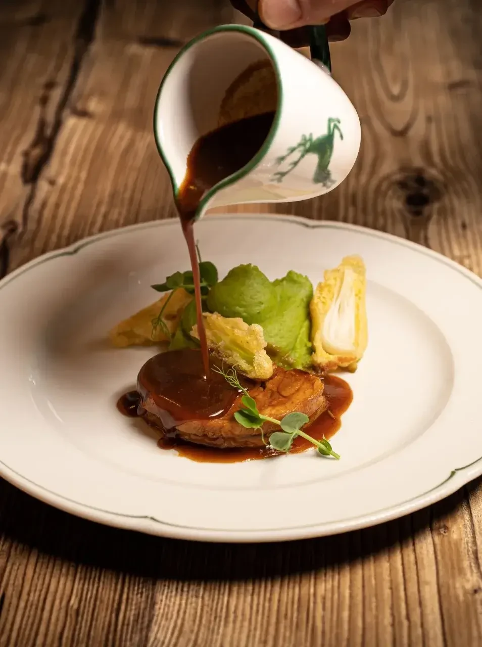 Geschmorte Keule vom Ziegenkitz mit Bärlauch und Frühlingszwieberln ...